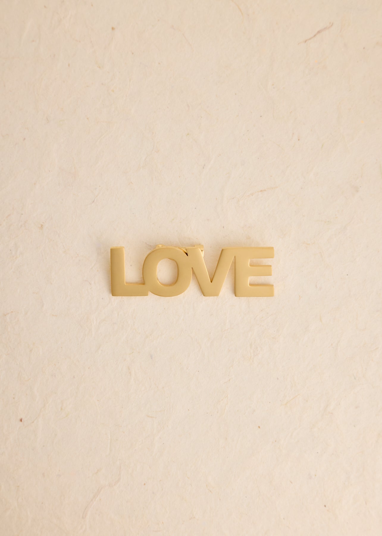 Love inscription brooch in gold - Love | Motus Boutique